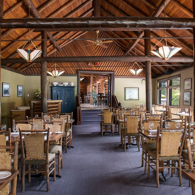 Restaurante Deer Lodge – Mt. Fairview Dining Room - Lake Louise, , AB ...