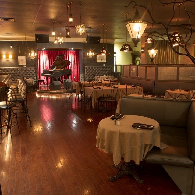 Manhattans - Updated 2025, Italian Restaurant in Guelph, ON